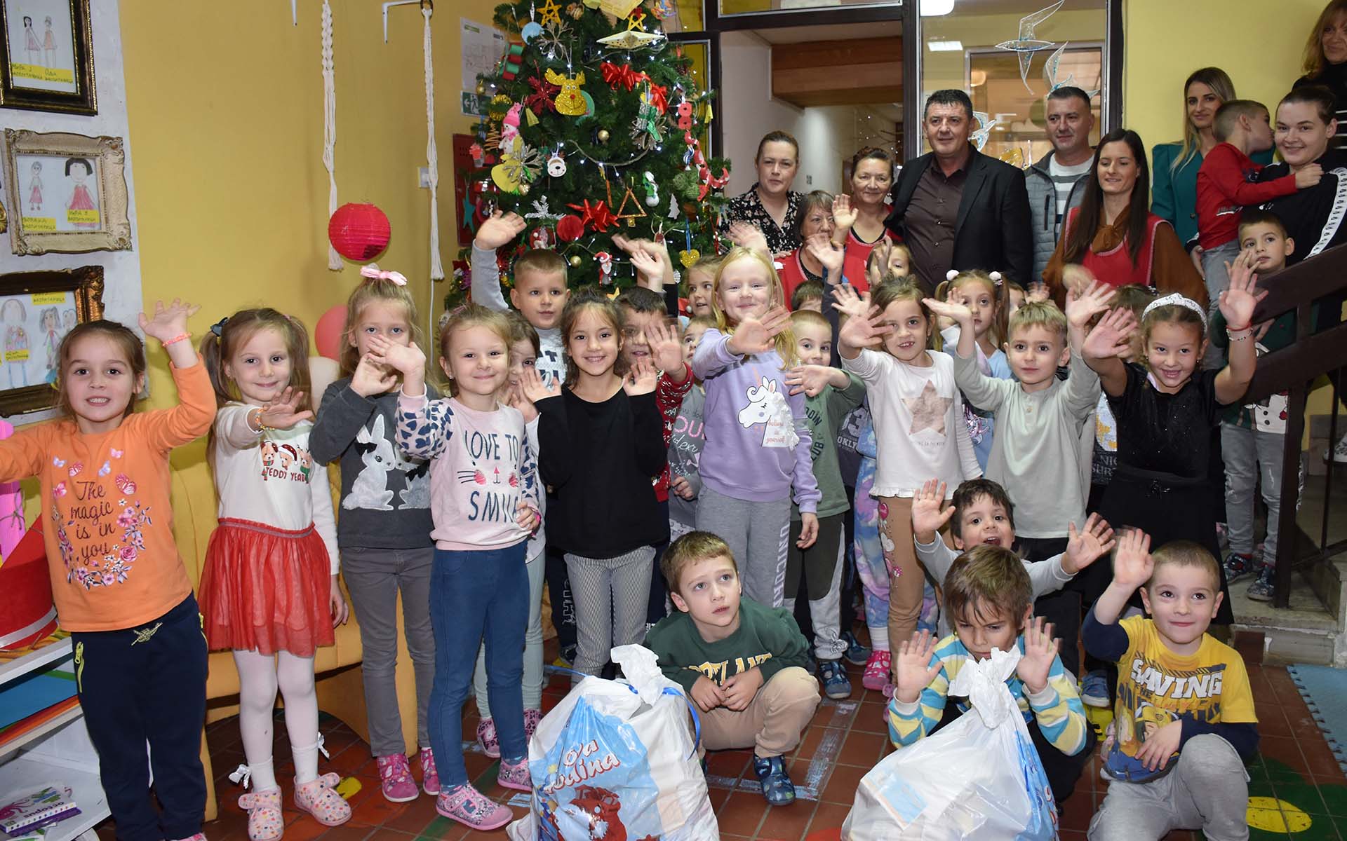 Novogodišnji paketići stigli do svakog deteta - Sremske Novine